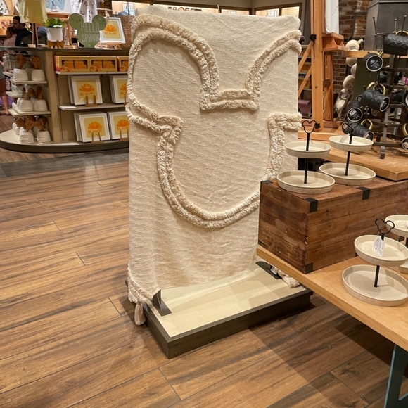 Disney | Bedding | Walt Disney World Tufted Throw With Mickey Mouse ...